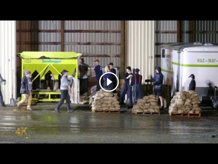 Abbotsford: Firefighters and volunteers at night sandbagging operation ...